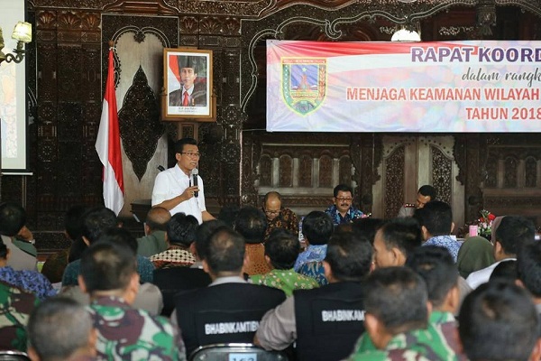 TANGKAL RADIKALISME, BUPATI MINTA PEMANGKU WILAYAH KENALI WARGANYA ... TANGKAL RADIKALISME, BUPATI MINTA PEMANGKU WILAYAH KENALI WARGANYA ...