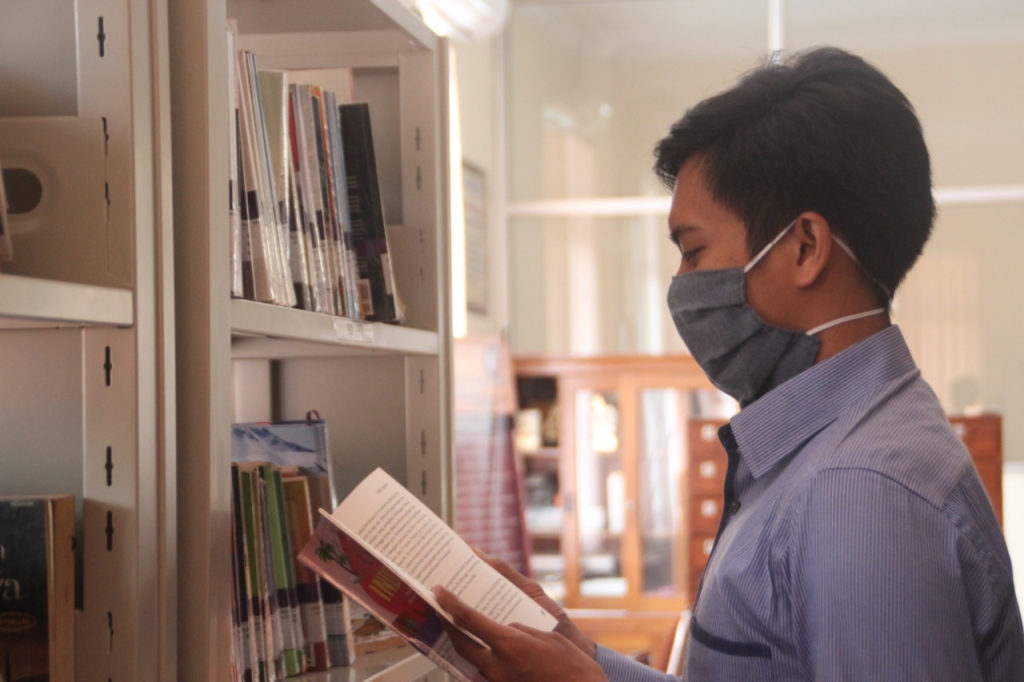 Cegah Covid-19, Perpustakaan Lakukan Sterilisasi Buku dengan ... Cegah Covid-19, Perpustakaan Lakukan Sterilisasi Buku dengan ...