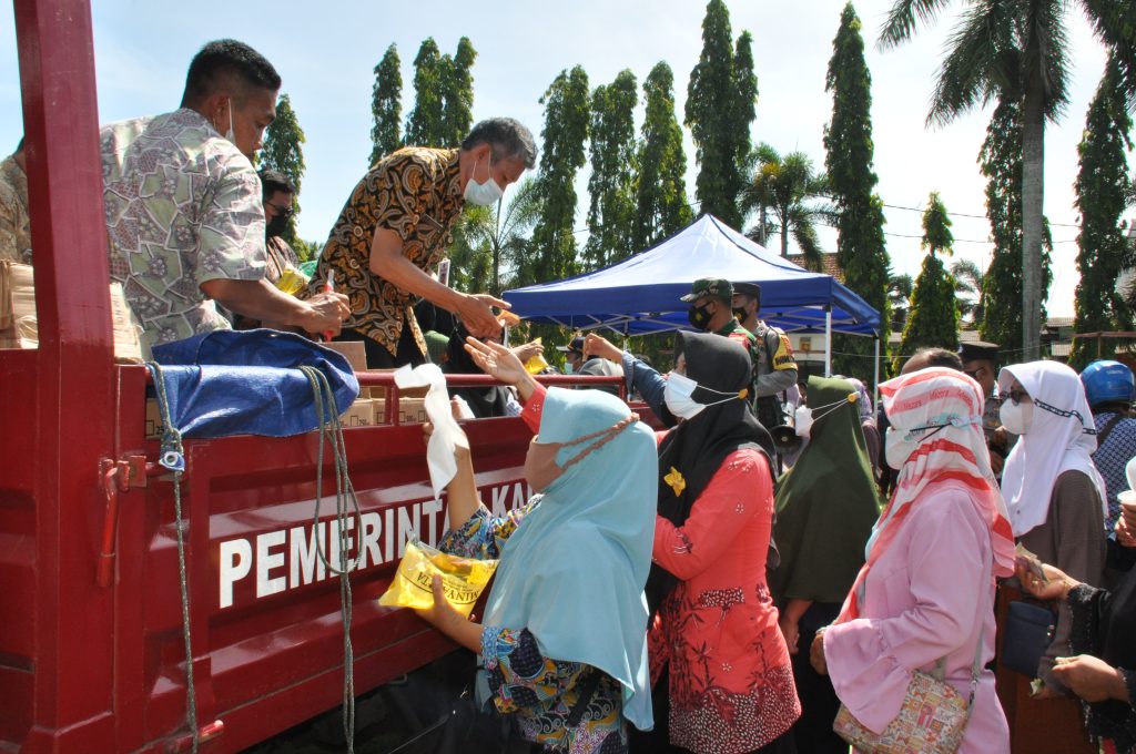 Satu Jam, 2.000 Liter Minyak Goreng Murah Ludes Diserbu Warga ... Satu Jam, 2.000 Liter Minyak Goreng Murah Ludes Diserbu Warga ...