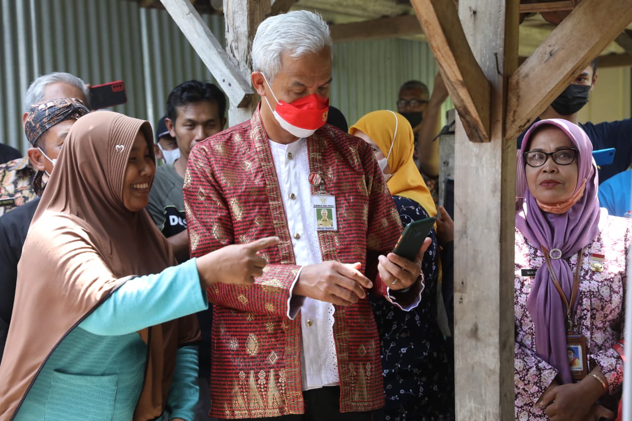 Ganjar Serahkan Bantuan Instalasi Biogenic Shallow Gas di Karanganyar ...