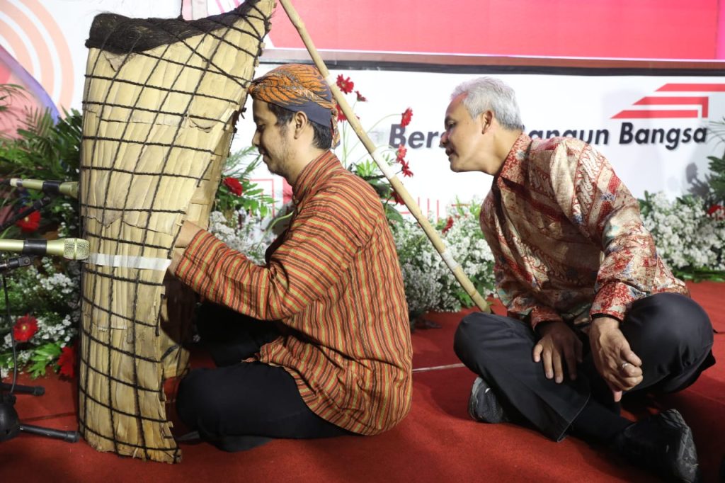 Ganjar Pranowo Jajal Alat Musik Bundengan Bersama Musisi Wonosobo ...