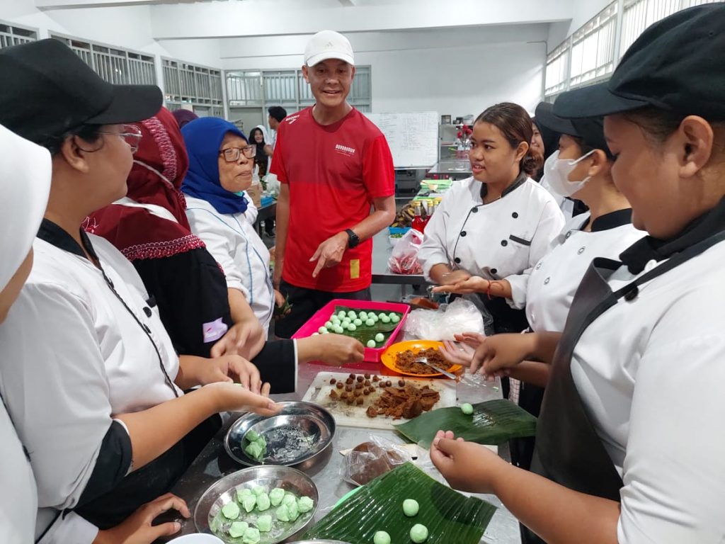 Sambangi SMKN 4 dan SMKN 2 Surakarta, Ganjar Apresiasi Pelajar Percaya ... Sambangi SMKN 4 dan SMKN 2 Surakarta, Ganjar Apresiasi Pelajar Percaya ...