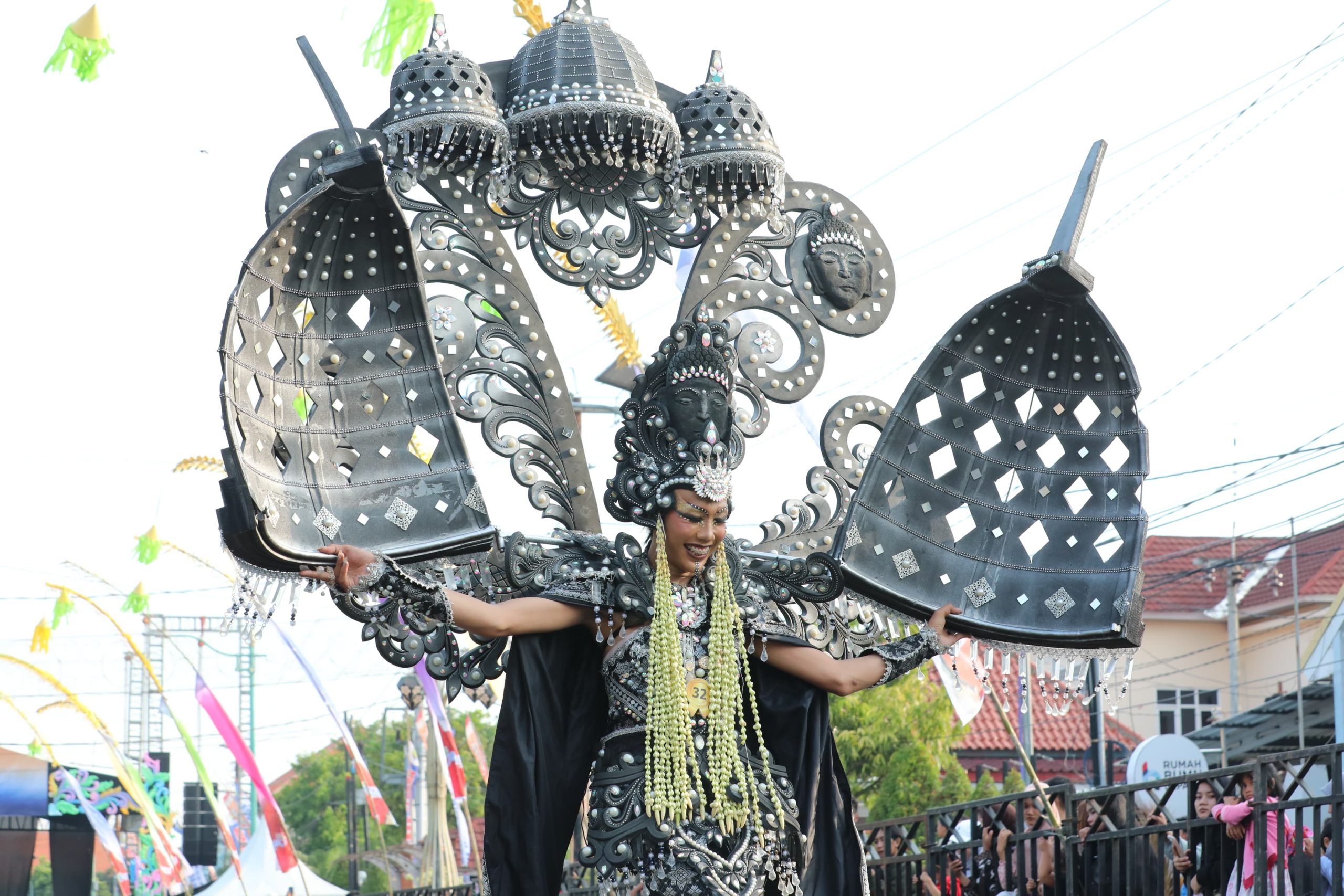 Jepara Art Carnival HUT Ke-80 Jateng, Pawai Kostum Unik Usung Kekayaan ...