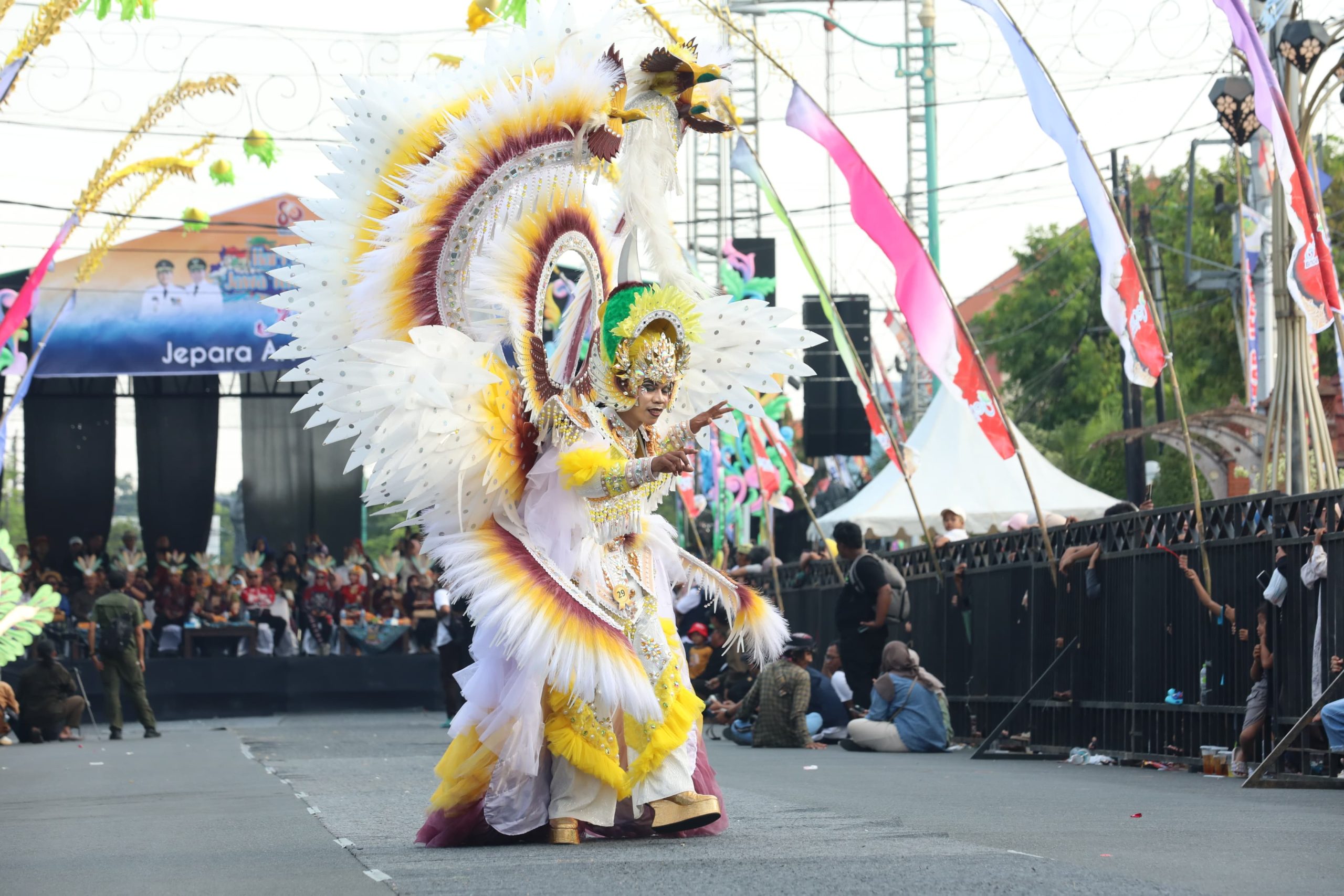 Jepara Art Carnival HUT Ke-80 Jateng, Pawai Kostum Unik Usung Kekayaan ...