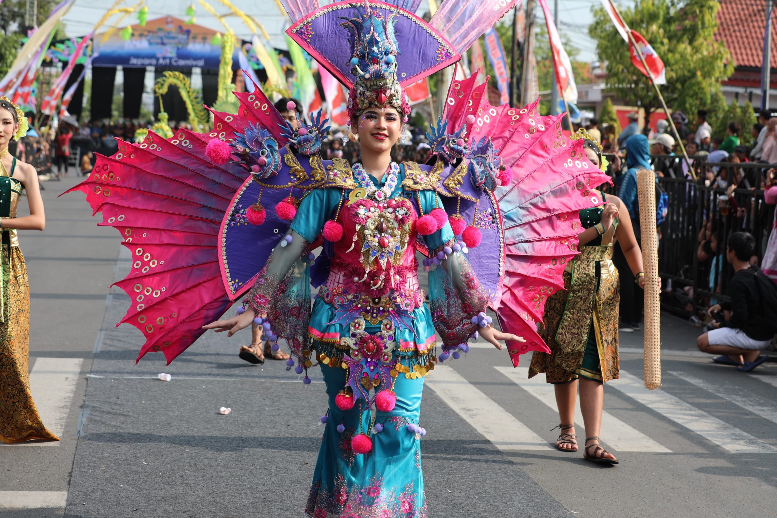 Jepara Art Carnival HUT Ke-80 Jateng, Pawai Kostum Unik Usung Kekayaan ...
